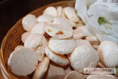 Receptes.lv — Bezē cepumiņi - pie kafijas