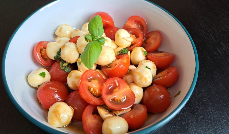 Receptes.lv — Marinēti ķiršu tomāti un mazās mocarellas bumbiņas